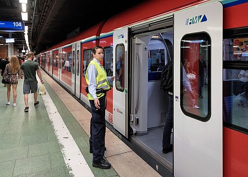 Frankfurt/Main: DB und RMV testen Einstiegslotsen im Regionalverkehr ...
